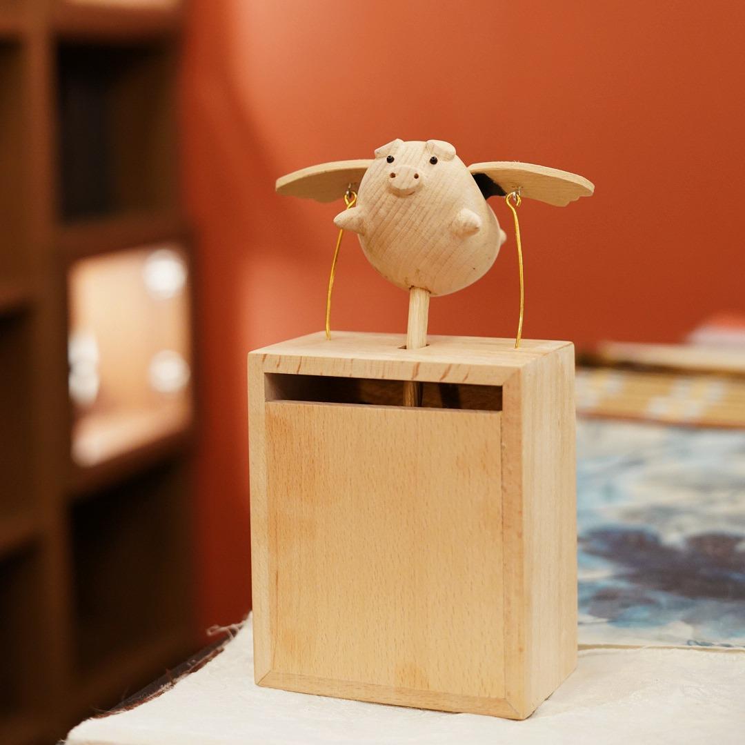 Baigu Uncle Handmade Cured Wooden Mechanical Flying Pig Creative Chris ...